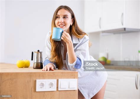 현대 부엌에서 모닝 커피 머그잔이있는 셔츠를 입은 사랑스러운 매력적인 소녀 25 29세에 대한 스톡 사진 및 기타 이미지