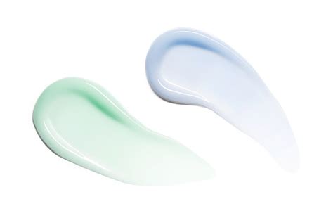 파란색과 녹색 크림 화장품 노화 방지 질감 스트로크는 흰색 배경에 고립되어 있습니다 히알루론산 스킨케어 모이스처라이저 제품 0