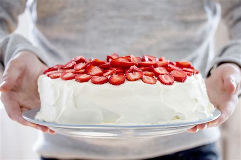 생일 축 하 신선한 딸기와 휘 핑된 크림 맛 있는 수 제 케이크를 들고 남자 근거리 초점에 대한 스톡 사진 및 기타 이미지 근거리 초점 긍정적인 감정 표현 남자