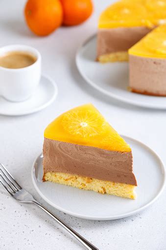 스폰지 케이크 젤리 오렌지 서클이 들어간 초콜릿 오렌지 무스 케이크 수제 치즈 케이크 한 조각과 커피 한 잔 전통적 0명에 대한 스톡 사진 및 기타 이미지 Istock