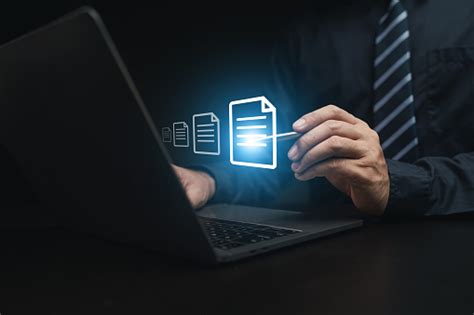 문서 파일 홀로그램을 가진 사람 저장된 컴퓨터 데이터베이스에서 데이터 파일을 선택하는 사업가 전자 파일 관리 체계적이고 안전한 방식으로 데이터베이스의 데이터 파일을