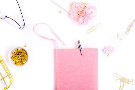 핑크 가죽 노트북 안경 황금 액세서리 평면도와 직장 이랑 평면 복사 공간을 놓으십시오 여성 작업 스타일 개념입니다 개념과 주제에 대한 스톡 사진 및 기타 이미지 Istock