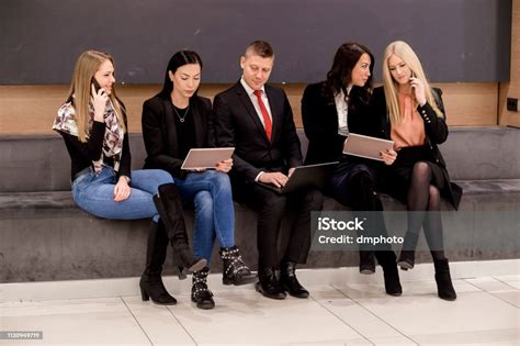 업무용 모바일 태블릿 랩톱 및 컴퓨터를 사용 하는 비즈니스 사람들 현대 사무실 사람들 비즈니스 그룹 개념에서 작업 또는 소셜 네트워크에 대 한 5명에 대한 스톡 사진 및