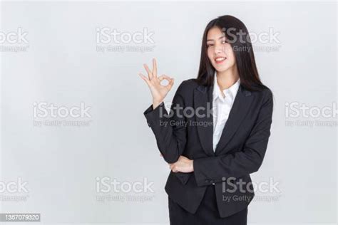 예쁜 젊은 아시아 비즈니스 여성 손 흰색 배경에 홍보 또는 텍스트에 대한 복사 공간을 가리키는 20 24세에 대한 스톡 사진 및