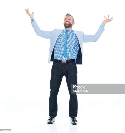 전체 길이한 사람만3039세 성인 잘생긴 사람 코카서스 남성젊은 남자사업가 비즈니스 맨 웃고 있는 흰색 배경행복쾌활쾌활흥분성공외침 30 34세에 대한 스톡 사진 및 기타