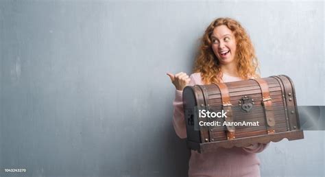 고 행복 얼굴 웃 고 옆까지 엄지를 보여주는 빈티지 가슴을 들고 젊은 빨강 머리 여자 가리키기에 대한 스톡 사진 및 기타 이미지 가리키기 감정 고풍스런 Istock