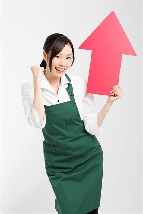 유토이미지 화살표가있는 여성 점원