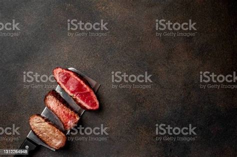 고기 칼에 쇠고기 고기 3 개 튀김 고기의 세 가지 유형 튀김 중간 잘 텍스트에 대한 복사 공간이있는 돌 배경에 0명에 대한 스톡 사진 및 기타 이미지 Istock