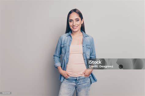 사랑 스러운 낙관적 스마트 비즈니스 우먼 비즈니스 컨셉의 초상화 좋은 느낌 솔직 한 자유 시간 옷을 입고 유행 젊은이 옷 봄