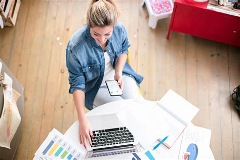 아름 다운 젊은 여 자가 프리랜서로 흰색 책상에 노트북 가정에서 컴퓨터에서 작동합니다 자기 고용 개념 교육에 대한 스톡 사진 및 기타 이미지 Istock