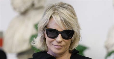 Selfie Con Maria De Filippi Durante La Camera Ardente Il Messaggio Di Rita Dalla Chiesa