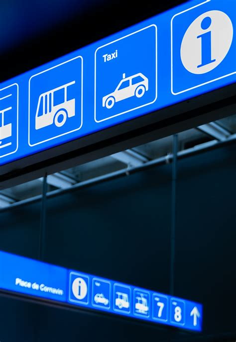 벽에 있는 파란색과 흰색 표지판 사진 Unsplash의 무료 제네바 이미지