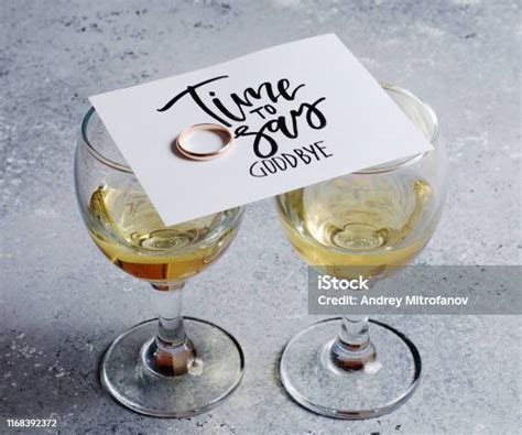 작별 인사를 할 시간입니다 흰색 종이 시트에 새겨진 비문입니다 유리 잔에 화이트 와인 골드 약혼 반지 개념 사람들 사이의 관계의 악화 0명에 대한 스톡 사진 및 기타 이미지