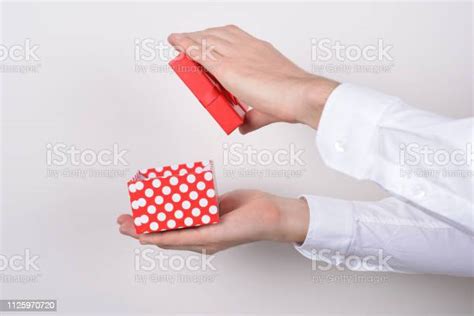 사이드 프로 파일 닫기 사진 초상화의 손 잡고 오픈 풀고 손 고립 된 회색 배경에서 현재 상자 풀 다 가리키기에 대한 스톡 사진 및 기타 이미지 Istock