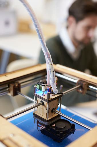 클로즈업 3d 인쇄공 운영 디자인 스튜디오 3차원 인쇄에 대한 스톡 사진 및 기타 이미지 3차원 인쇄 30 39세 3d 프린팅 필라멘트 Istock
