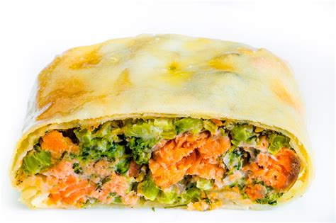 필레 연어와 치즈 붉은 생선 캐비어와 대리석 배경 위에 흰색 접시에 녹색 소스크레페 팬케이크 주 또는 슈로브타이드 건강한 아침 식사 Maslenitsa에 대한 스톡 사진 및