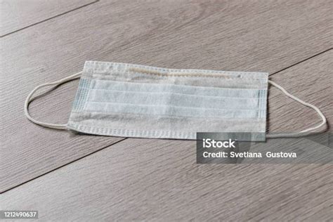 블루 의료 일회용 얼굴 마스크입니다 코비드19 우한 뉴 코로나바이러스 폐렴 호흡을위한 보호 마스크 유행 성 0명에 대한 스톡 사진 및 기타 이미지 Istock