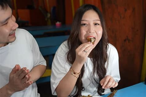 Foto Pertama Kali Makan Pecel Lele Di Warung Tenda Sisca Kohl Enak Banget