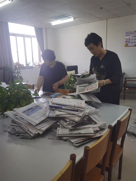 图书馆开展报刊整理上架工作