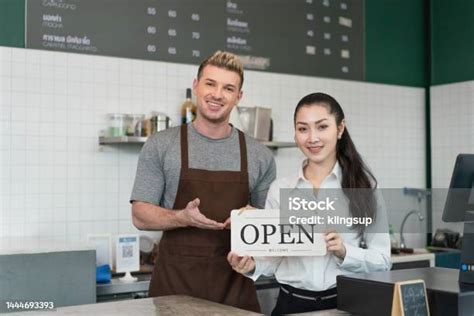 커플 비즈니스 바리스타 소유자 미소와 커피 숍에서 고객을위한 오픈 사인 환영을 들고 비즈니스에 대한 스톡 사진 및 기타 이미지 비즈니스 작은 소매 소비자주의 Istock