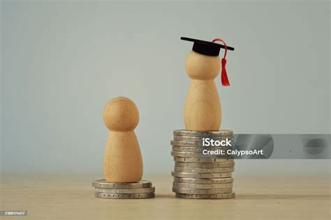 졸업 모자를 쓴 폰과 동전 더미에 간단한 폰 교육 수준별 임금 격차의 개념 0명에 대한 스톡 사진 및 기타 이미지 0명 개념 개념 기호 Istock