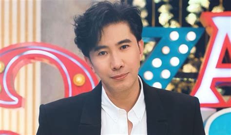 หนุ่ม กรรชัย กักตัววันแรก อัปเดตอาการ ตื่นมาปวดหัว เจ็บคอ น้ำมูกไหล หวังว่าจะไม่ติด