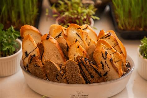 신선한 허브를 사용한 고급 수제 빵 진열대 · 무료 스톡 사진