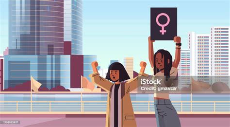 믹스 레이스 운동가 커플 빈 플래카드 페미니스트 데모 소녀 힘 운동 권리 보호 여성 권한 부여 개념 초상화 도시 풍경 배경 수평