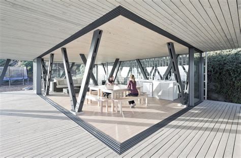 Chile Vacation Home Uses Angled Support Columns To Add To Aesthetics