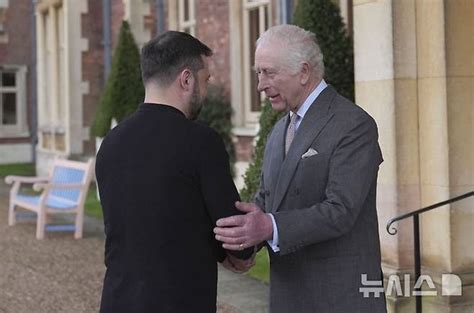 찰스 3세 英국왕 美서 굴욕당한 젤렌스키 환대