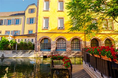 알자스 오래된 고대 프랑스 도시 콜마르 프랑스 여름 여행 유럽 국가 프랑스 건축 항해 따뜻한 화창한 날 여행 목적지 거리 주택의 외관 0명에 대한 스톡 사진 및 기타 이미지