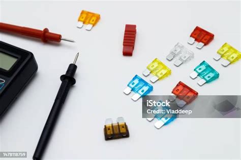 흰색 배경에 전기 요소 및 자동차 퓨즈를 측정하기 위한 디지털 멀티미터 건설 현장에 대한 스톡 사진 및 기타 이미지 건설 현장 경호 고압 전류 주의 Istock