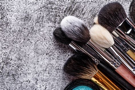 전문 메이크업 브러쉬 및 도구 메이크업 제품 세트 회색 배경에 장식 화장품 세트 플랫 레이 상단 보기 0명에 대한 스톡 사진 및 기타 이미지 Istock