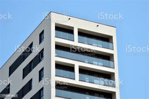 창문과 발코니가 있는 건물의 외관의 조각 많은 아파트와 현대적인 집입니다 0명에 대한 스톡 사진 및 기타 이미지 0명 개발 건물 정면 Istock