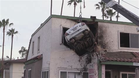 Car Crashes Into Second Floor Of Santa Ana Building Fox 11 Los Angeles