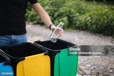 재활용 쓰레기통에 빈 유리 병을 던지는 인간의 손을 클로즈업합니다 야외에서 나무 재활용 쓰레기통 감소에 대한 스톡 사진 및 기타 이미지 Istock