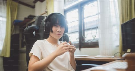 젊은 성인 아시아 여성은 집에 머물러 있습니다 그녀는 헤드폰을 착용합니다 낮에는 집 직장에서 프리랜서 직업 사업 사진 Unsplash의 아시아 이미지