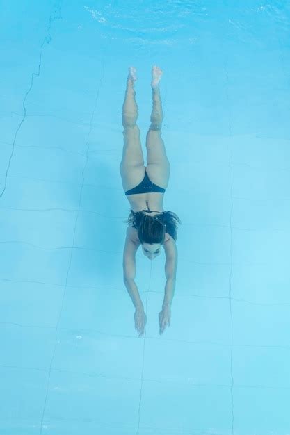 88 000 Diving Pose Pictures