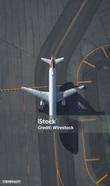 보스턴의 공항에서 활주하는 아메리칸 항공 비행기의 조감도 공중 뷰에 대한 스톡 사진 및 기타 이미지 공중 뷰 활주로 비행기 Istock