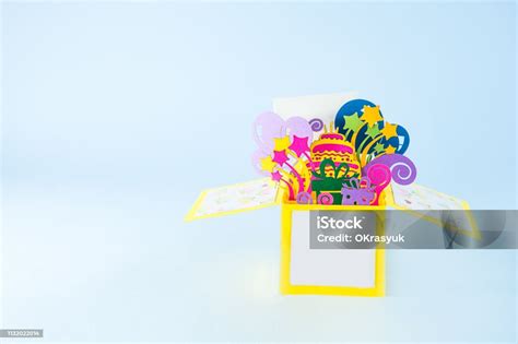 생일 축 하 수공예 팝업 인사말 카드 종이로 만든 생일 케이크 선물 풍선 및 파란색 배경 내부 불꽃 놀이와 모델명의 3d 종이 그림 밝은 엽서 복사 공간 개념에 대한 스톡