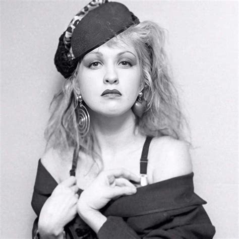 Nos 70 Anos De Cyndi Lauper Relembre Diferentes Visuais E Hits Da Artista