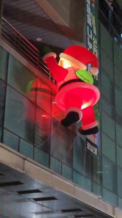 2023년 12월 7일 잠실리센츠 동사무소 귀여운 싼타클로스출현 리센츠 아파트 동사무소 창문 넘어 올라가는 산타클로스 등장 굴뚝대신 창문 올라가는 산타 요즘 동사무소의