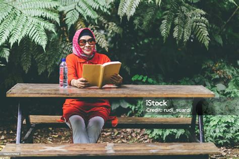 공원에서 조깅 활동 하는 동안 휴식 과 독서 책을 복용 하는 아시아 수석 무슬림 성인 건강한 생활방식에 대한 스톡 사진 및 기타 이미지 건강한 생활방식 결심 고독