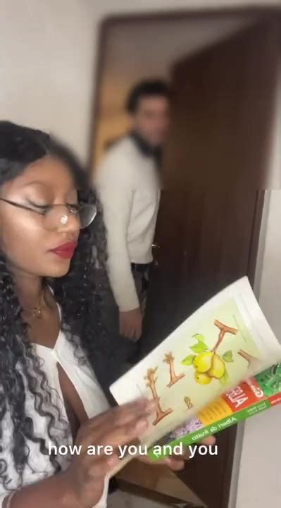 Красивая грудастая кудрявая темнокожая девушка подросток сосет свой первый большой черный член и