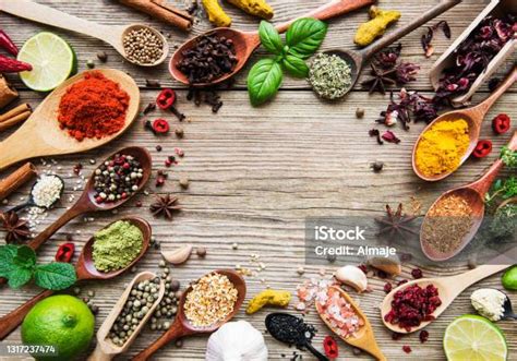 숟가락의 나무 테이블에 다양한 다채로운 향신료의 선택 가루로 빻은에 대한 스톡 사진 및 기타 이미지 가루로 빻은 가지 식물 부위 강황 Istock