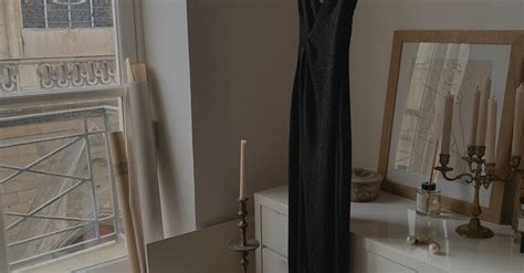 가구 개인 공간 거울 건축 건축 세부 사항 검정 드레스 고요한 낭만적인 도시 전망 도시의 드레스 럭셔리 미니멀리스트 반사된 보헤미안풍 부드러운