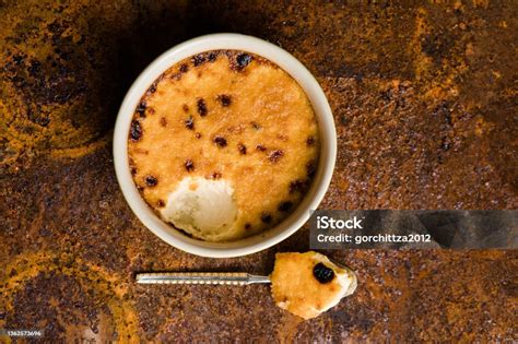 스페인어 크레마 카탈라나 크림 브루리 전통적인 프랑스 바닐라 크림 디저트 불에 탄 크림 탄 또는 트리니티 크림 단단한 캐러멜화된 설탕층을 얹은 풍부한 커스터드 베이스 금이