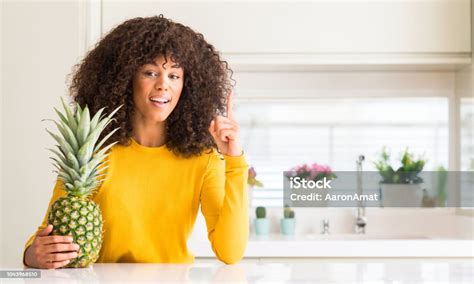 행복 한 얼굴 넘버 원 아이디어 또는 질문 가리키는 손가락 놀 아프리카계 미국인 여자와 파인애플 열 대 과일 가리키기에 대한 스톡 사진 및 기타 이미지 Istock