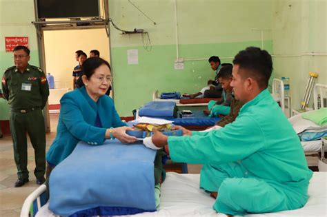 နိုင်ငံတော်ကာကွယ်ရေးတာဝန်ထမ်းဆောင်စဉ် ထိခိုက်ဒဏ်ရာရရှိ၍ ဆေးရုံတက် ရောက်ကုသနေသည့် တပ်မတော်သားမ