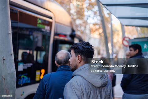 바르셀로나 버스 정류장의 아침 출근 대중 교통 서비스에 참여하는 통근자들의 활기찬 분위기를 보여줍니다 개념에 대한 스톡 사진 및 기타 이미지 Istock